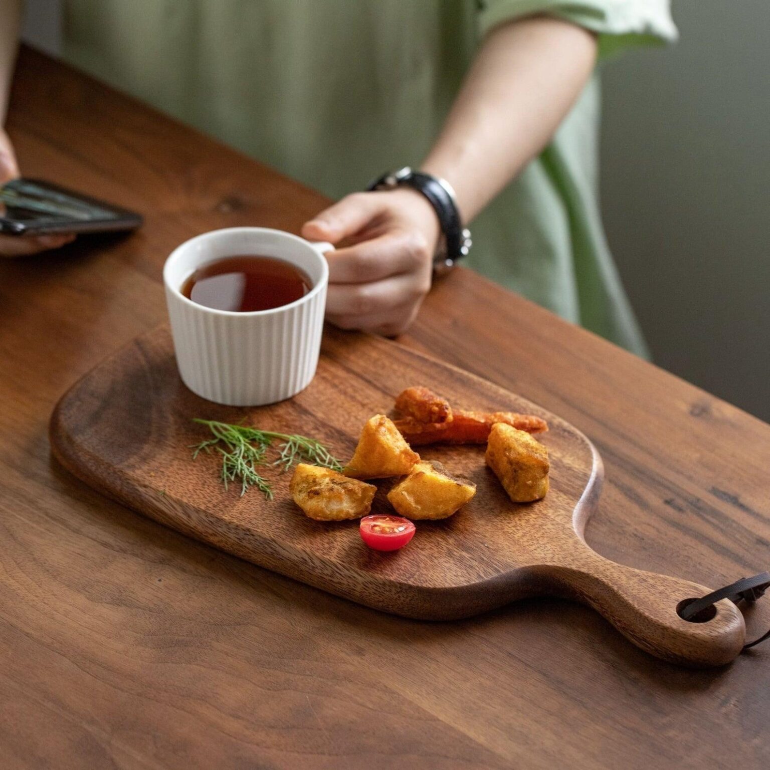 Stylish Wood Cutting Board With Handle | Glamorwood